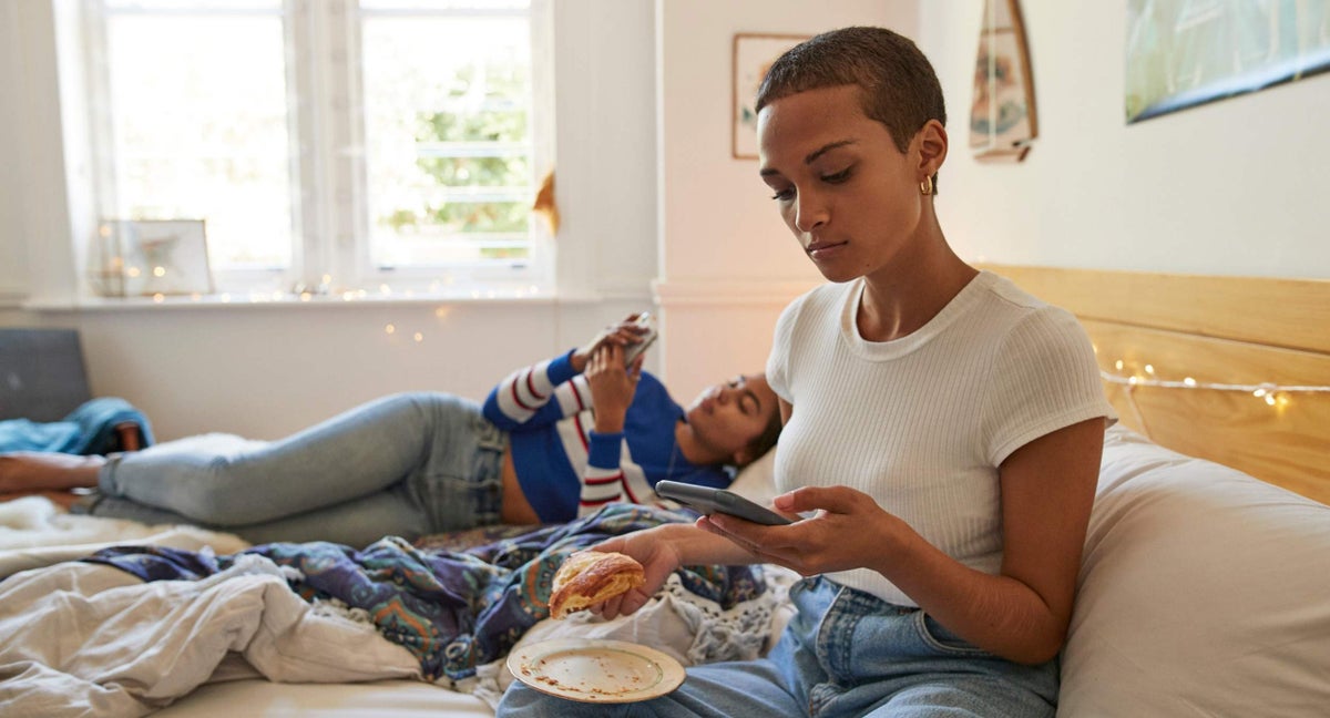 Why Your Phone May Be Affecting Your Nutrition - Oxygen Mag